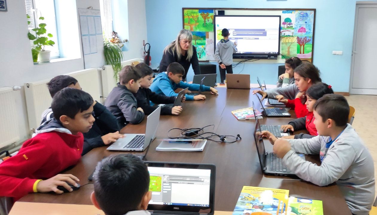 ОУ „Васил Левски“ - с. Видраре се включи в световното събитие „Hour Of ...